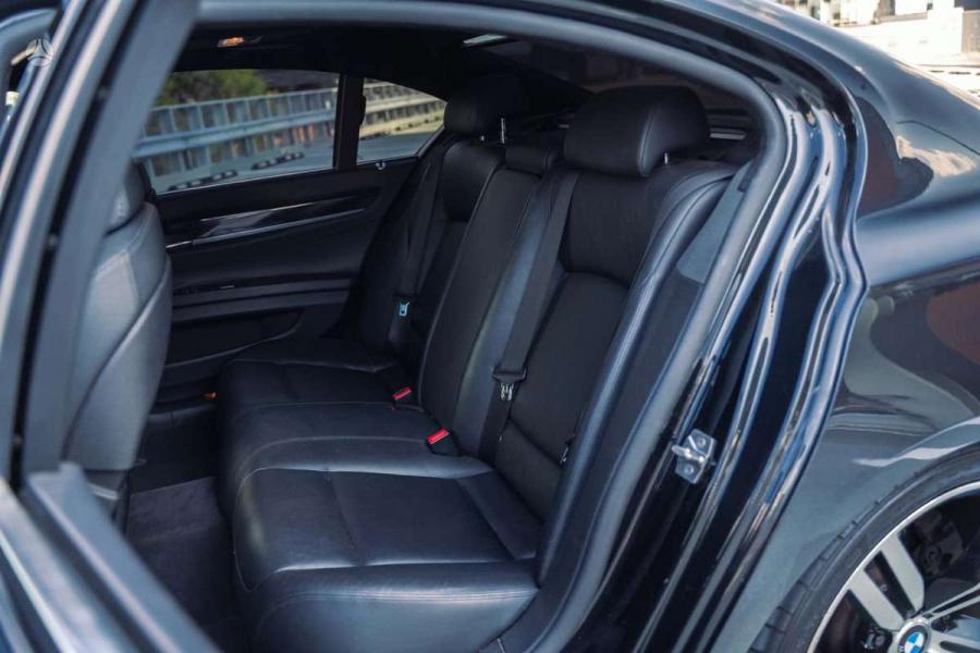 Black BMW 730 2011 in Vilnius, with an engine capacity of 2.99 L and mileage of 292 thousand km for 6990 €, photo 18 on AUTOMOTO.COM.LV