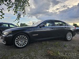 Black BMW 730 2011 in Riga, with an engine capacity of 3.00 L and mileage of 252 thousand km for 6995 €, photo 3 on AUTOMOTO.COM.LV