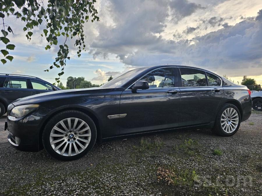 Black BMW 730 2011 in Riga, with an engine capacity of 3.00 L and mileage of 252 thousand km for 6995 €, photo 3 on AUTOMOTO.COM.LV