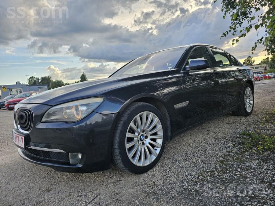 Black BMW 730 2011 in Riga, with an engine capacity of 3.00 L and mileage of 252 thousand km for 6995 €, photo 4 on AUTOMOTO.COM.LV