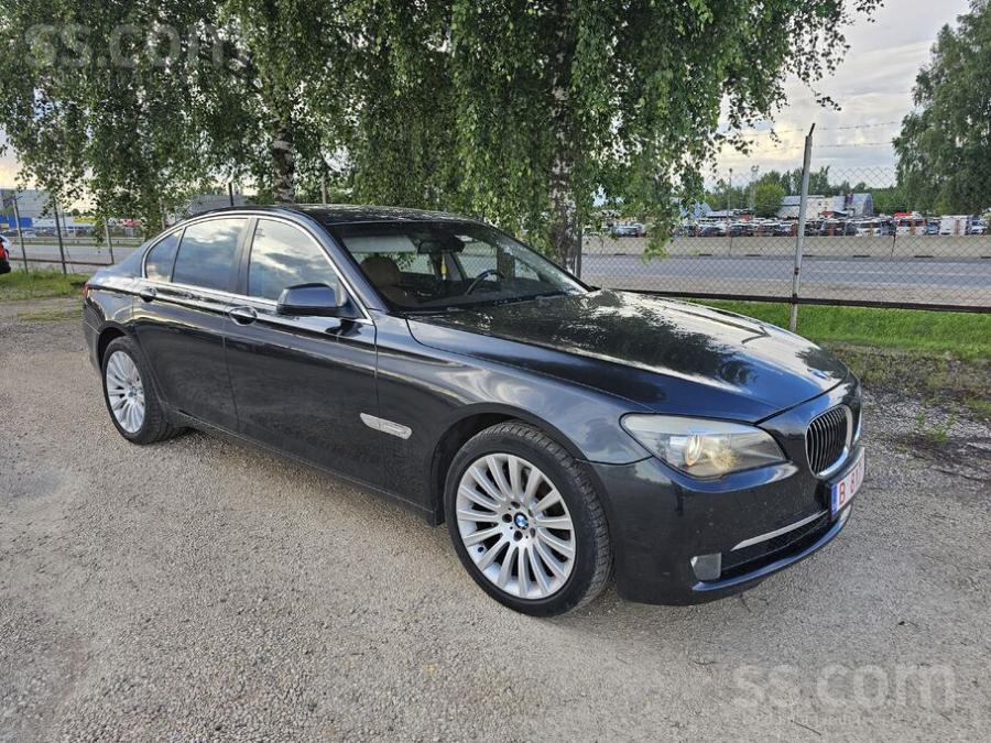 Black BMW 730 2011 in Riga, with an engine capacity of 3.00 L and mileage of 252 thousand km for 6995 €, photo 5 on AUTOMOTO.COM.LV