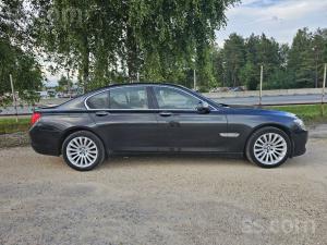 Black BMW 730 2011 in Riga, with an engine capacity of 3.00 L and mileage of 252 thousand km for 6995 €, photo 6 on AUTOMOTO.COM.LV