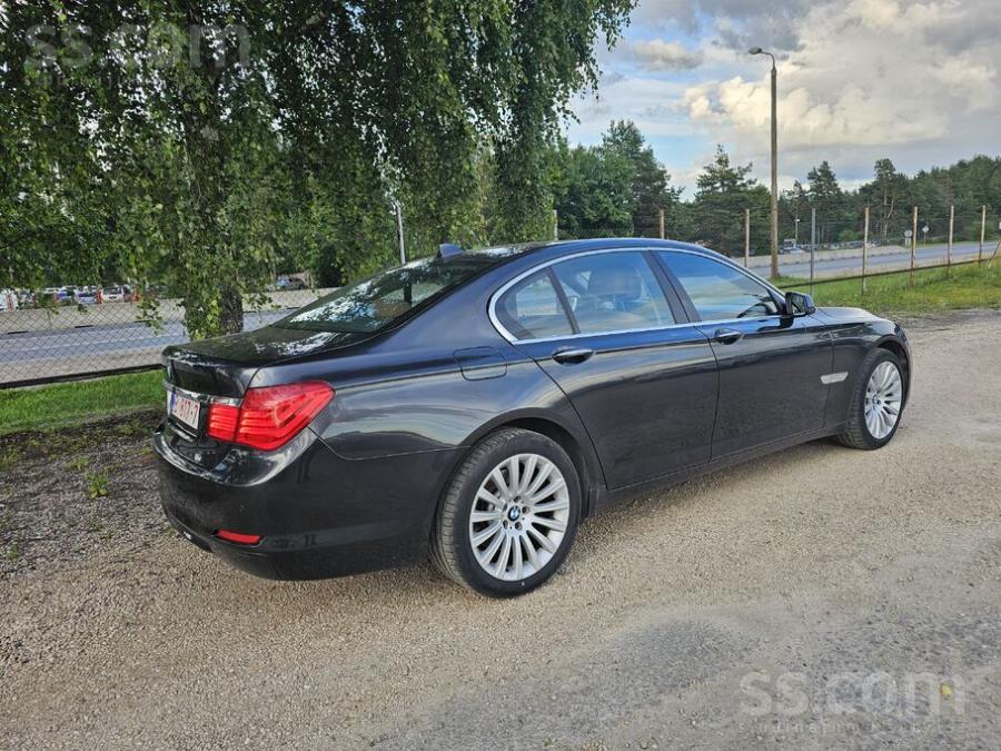 Black BMW 730 2011 in Riga, with an engine capacity of 3.00 L and mileage of 252 thousand km for 6995 €, photo 7 on AUTOMOTO.COM.LV