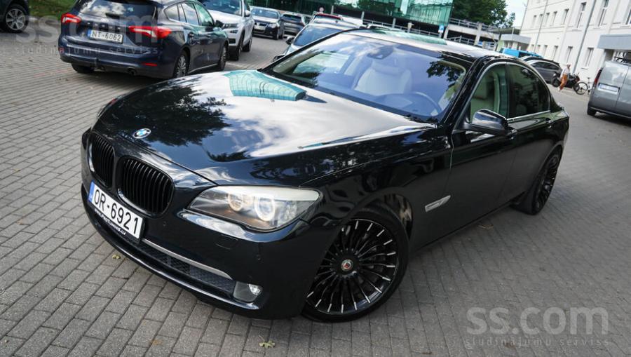 Black BMW 730 2011 in Riga, with an engine capacity of 3.00 L and mileage of 314 thousand km for 9950 €, photo 3 on AUTOMOTO.COM.LV