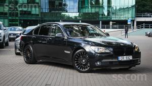 Black BMW 730 2011 in Riga, with an engine capacity of 3.00 L and mileage of 314 thousand km for 9950 €, photo 4 on AUTOMOTO.COM.LV