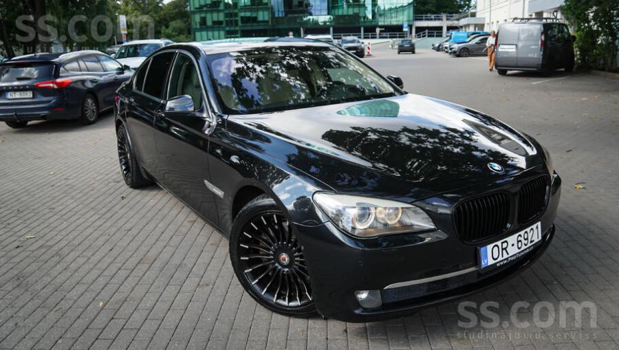 Black BMW 730 2011 in Riga, with an engine capacity of 3.00 L and mileage of 314 thousand km for 9950 €, photo 5 on AUTOMOTO.COM.LV