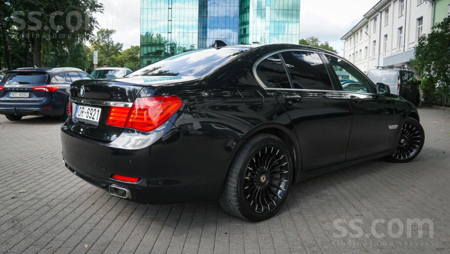 Black BMW 730 2011 in Riga, with an engine capacity of 3.00 L and mileage of 314 thousand km for 9950 €, photo 7 on AUTOMOTO.COM.LV
