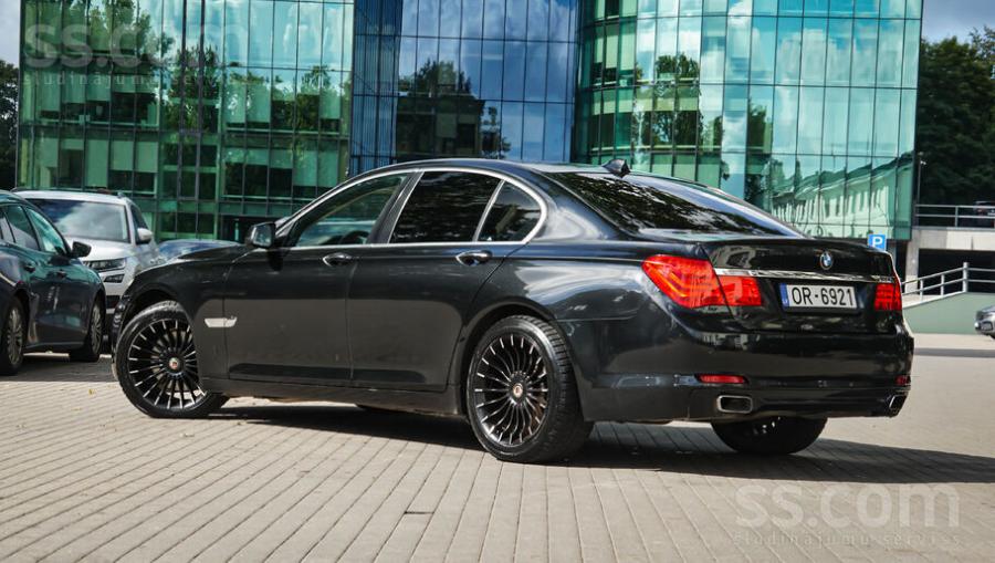 Black BMW 730 2011 in Riga, with an engine capacity of 3.00 L and mileage of 314 thousand km for 9950 €, photo 8 on AUTOMOTO.COM.LV