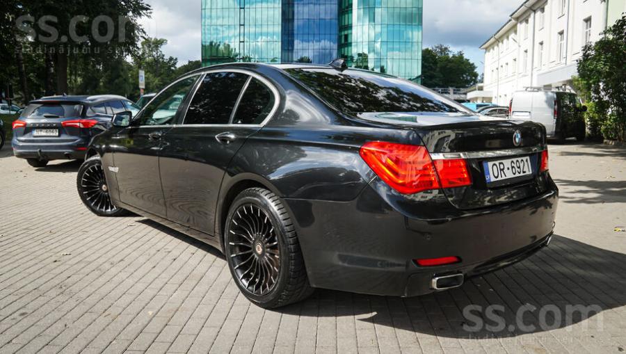 Black BMW 730 2011 in Riga, with an engine capacity of 3.00 L and mileage of 314 thousand km for 9950 €, photo 9 on AUTOMOTO.COM.LV