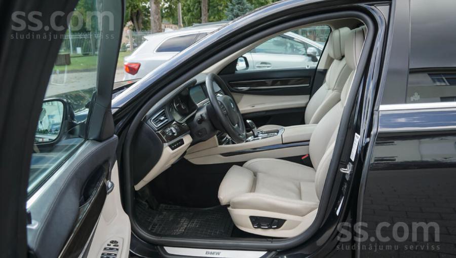 Black BMW 730 2011 in Riga, with an engine capacity of 3.00 L and mileage of 314 thousand km for 9950 €, photo 10 on AUTOMOTO.COM.LV