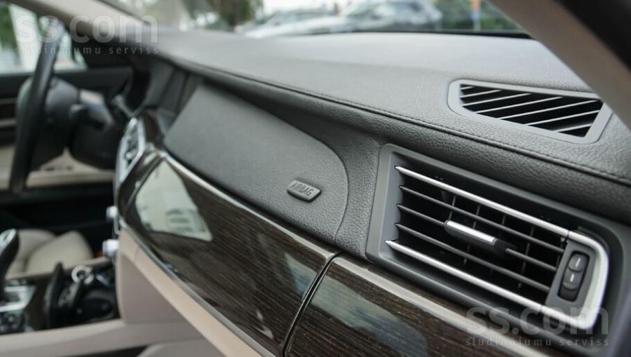 Black BMW 730 2011 in Riga, with an engine capacity of 3.00 L and mileage of 314 thousand km for 9950 €, photo 19 on AUTOMOTO.COM.LV