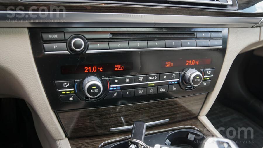 Black BMW 730 2011 in Riga, with an engine capacity of 3.00 L and mileage of 314 thousand km for 9950 €, photo 25 on AUTOMOTO.COM.LV