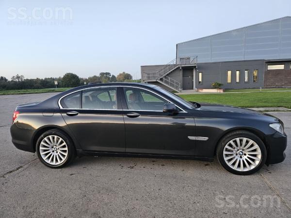 Black BMW 730 2011 in Riga, with an engine capacity of 3.00 L and mileage of 252 thousand km for 6995 €, photo 5 on AUTOMOTO.COM.LV