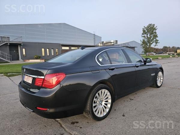 Black BMW 730 2011 in Riga, with an engine capacity of 3.00 L and mileage of 252 thousand km for 6995 €, photo 6 on AUTOMOTO.COM.LV