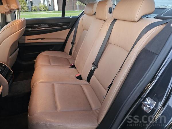 Black BMW 730 2011 in Riga, with an engine capacity of 3.00 L and mileage of 252 thousand km for 6995 €, photo 10 on AUTOMOTO.COM.LV