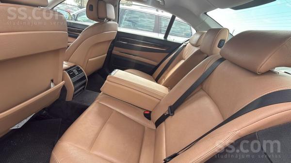 Black BMW 730 2011 in Riga, with an engine capacity of 3.00 L and mileage of 252 thousand km for 6995 €, photo 11 on AUTOMOTO.COM.LV