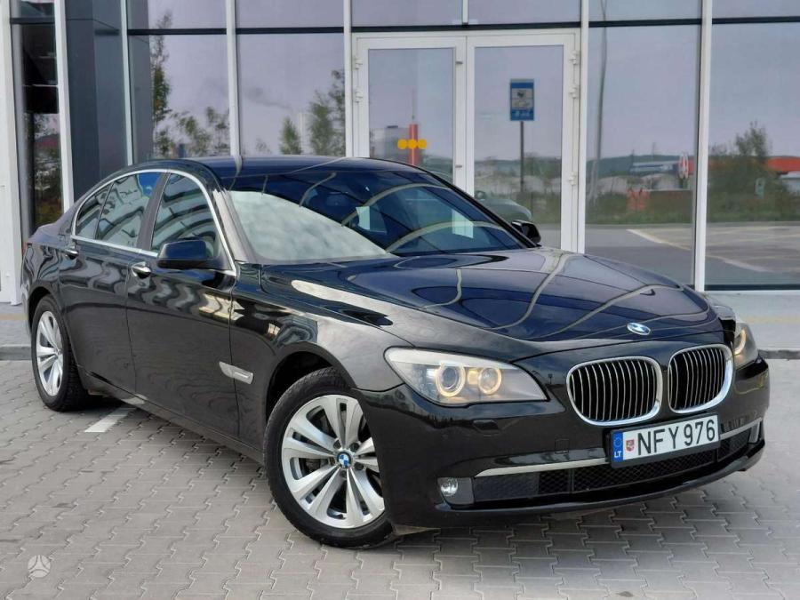 Melns BMW 730 2012 Viļņa, ar dzinēja tilpumu 2.99 L un nobraukumu 332 tūkst. km par 10600 €, foto 1 vietnē AUTOMOTO.COM.LV