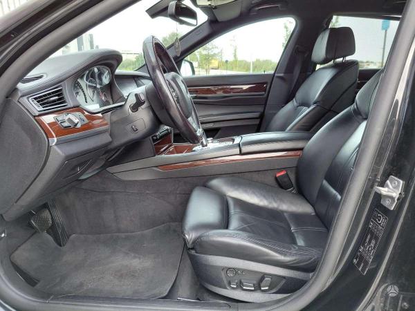 Black BMW 730 2012 in Vilnius, with an engine capacity of 2.99 L and mileage of 332 thousand km for 10600 €, photo 8 on AUTOMOTO.COM.LV