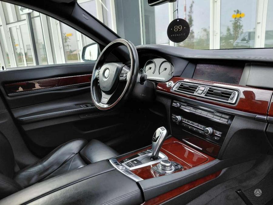 Melns BMW 730 2012 Viļņa, ar dzinēja tilpumu 2.99 L un nobraukumu 332 tūkst. km par 10600 €, foto 16 vietnē AUTOMOTO.COM.LV