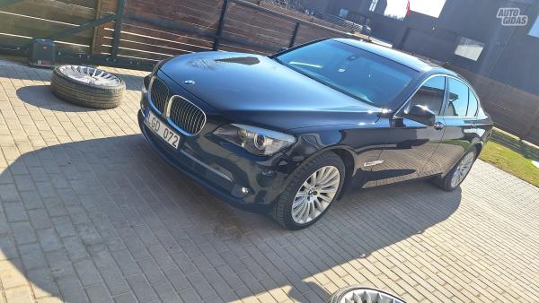 Black BMW 730 2012 in Vilnius, with an engine capacity of 3.00 L and mileage of 320 thousand km for 11500 €, photo 10 on AUTOMOTO.COM.LV