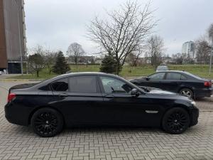 Black BMW 730 2012 in Riga, with an engine capacity of 3.00 L and mileage of 285 thousand km for 7990 €, photo 3 on AUTOMOTO.COM.LV