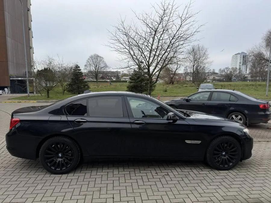 Black BMW 730 2012 in Riga, with an engine capacity of 3.00 L and mileage of 285 thousand km for 7990 €, photo 3 on AUTOMOTO.COM.LV
