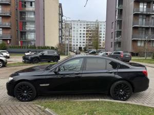 Black BMW 730 2012 in Riga, with an engine capacity of 3.00 L and mileage of 285 thousand km for 7990 €, photo 4 on AUTOMOTO.COM.LV