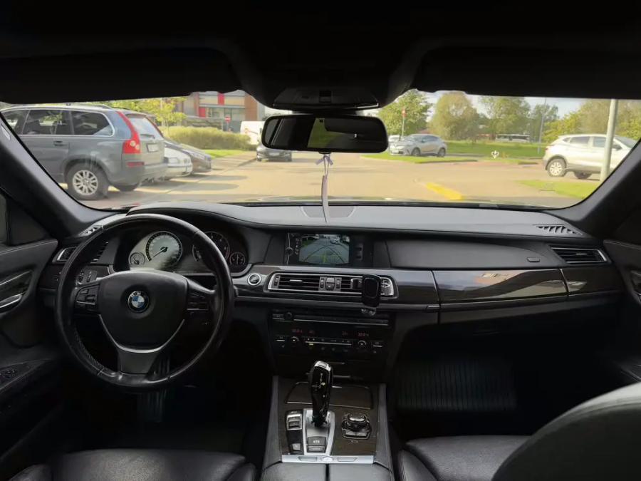 Black BMW 730 2012 in Riga, with an engine capacity of 3.00 L and mileage of 285 thousand km for 7990 €, photo 7 on AUTOMOTO.COM.LV