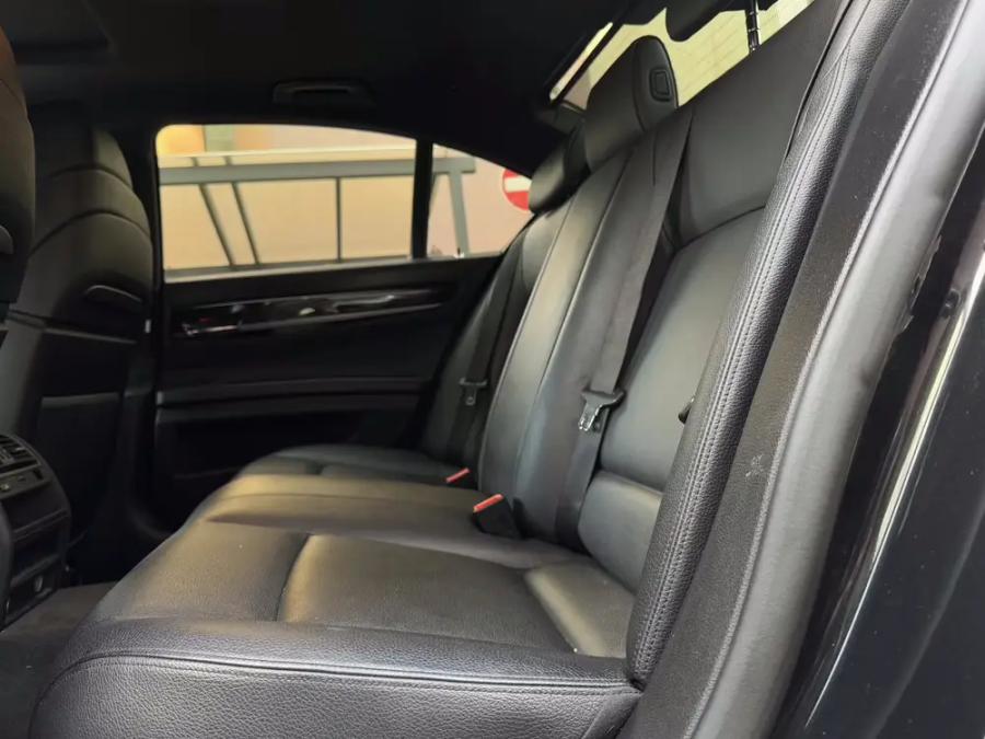 Black BMW 730 2012 in Riga, with an engine capacity of 3.00 L and mileage of 285 thousand km for 7990 €, photo 8 on AUTOMOTO.COM.LV