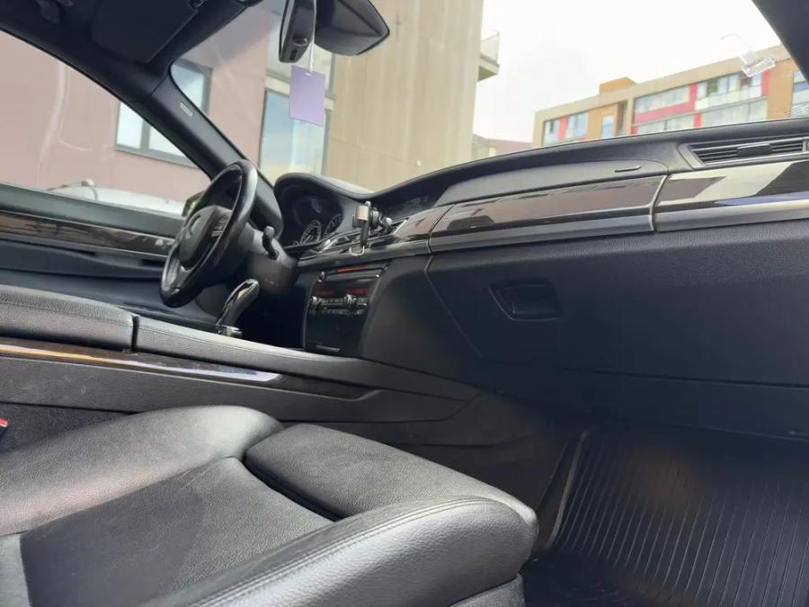 Black BMW 730 2012 in Riga, with an engine capacity of 3.00 L and mileage of 285 thousand km for 7990 €, photo 9 on AUTOMOTO.COM.LV