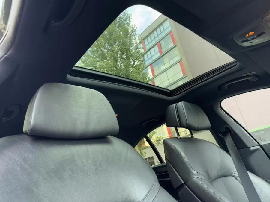 Black BMW 730 2012 in Riga, with an engine capacity of 3.00 L and mileage of 285 thousand km for 7990 €, photo 11 on AUTOMOTO.COM.LV