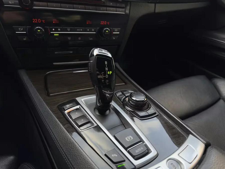 Black BMW 730 2012 in Riga, with an engine capacity of 3.00 L and mileage of 285 thousand km for 7990 €, photo 21 on AUTOMOTO.COM.LV