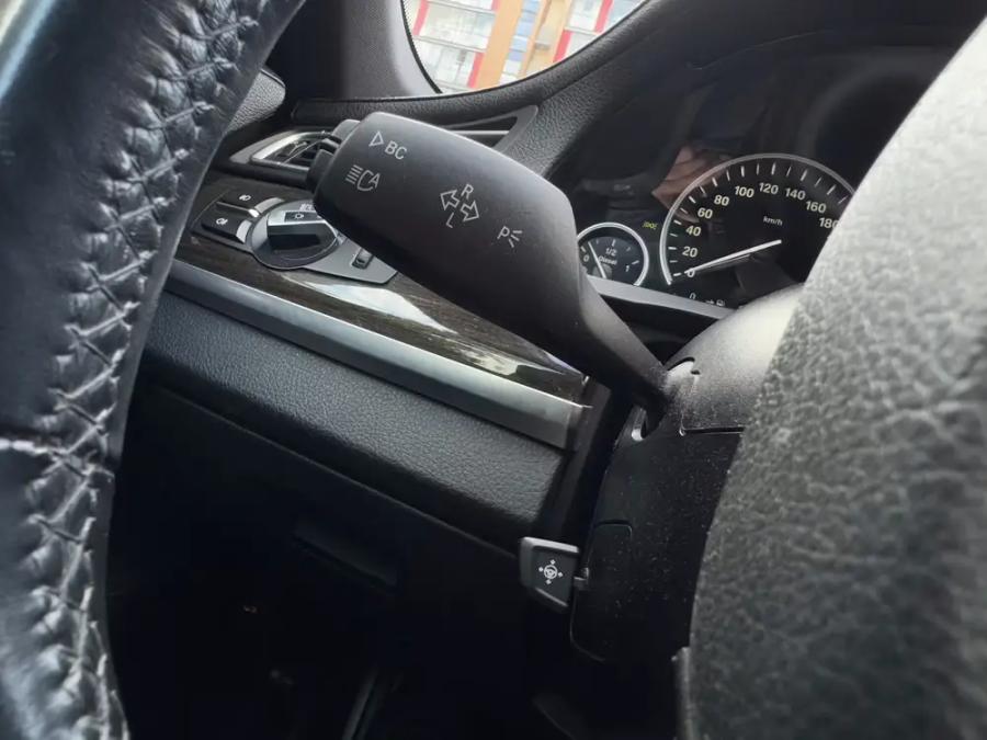 Black BMW 730 2012 in Riga, with an engine capacity of 3.00 L and mileage of 285 thousand km for 7990 €, photo 28 on AUTOMOTO.COM.LV