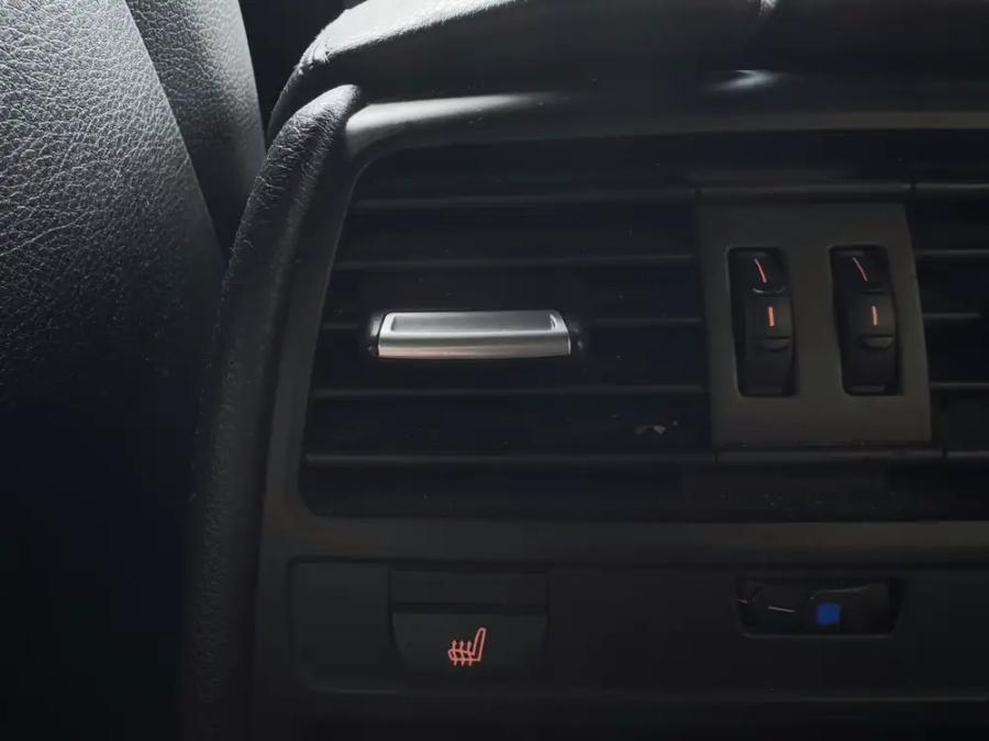 Black BMW 730 2012 in Riga, with an engine capacity of 3.00 L and mileage of 285 thousand km for 7990 €, photo 30 on AUTOMOTO.COM.LV