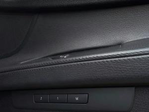 Black BMW 730 2012 in Riga, with an engine capacity of 3.00 L and mileage of 285 thousand km for 7990 €, photo 32 on AUTOMOTO.COM.LV