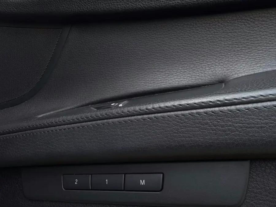 Black BMW 730 2012 in Riga, with an engine capacity of 3.00 L and mileage of 285 thousand km for 7990 €, photo 32 on AUTOMOTO.COM.LV