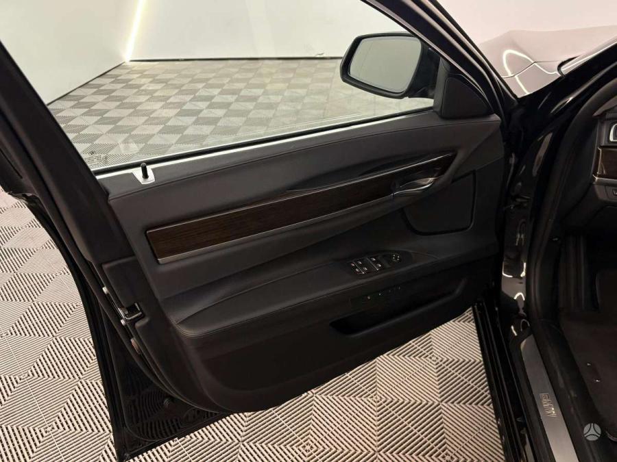 Melns BMW 730 2012 Marijampole, ar dzinēja tilpumu 2.99 L un nobraukumu 272 tūkst. km par 12450 €, foto 12 vietnē AUTOMOTO.COM.LV