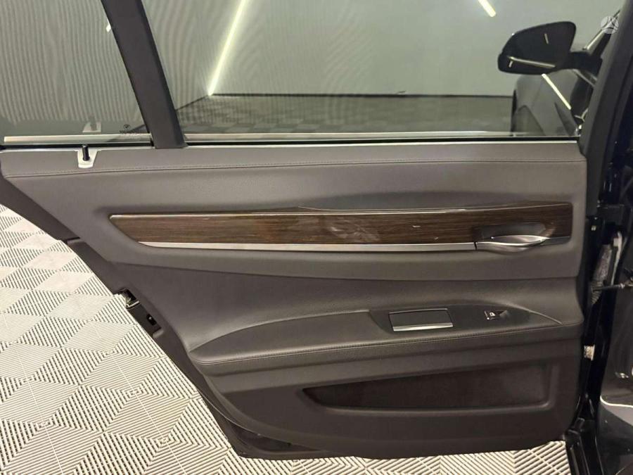 Melns BMW 730 2012 Marijampole, ar dzinēja tilpumu 2.99 L un nobraukumu 272 tūkst. km par 12450 €, foto 13 vietnē AUTOMOTO.COM.LV