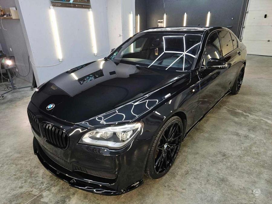 Black BMW 730 2012 in Skuodas, with an engine capacity of 2.99 L and mileage of 294 thousand km for 17300 €, photo 3 on AUTOMOTO.COM.LV