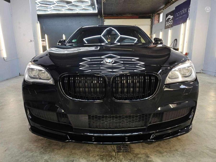 Black BMW 730 2012 in Skuodas, with an engine capacity of 2.99 L and mileage of 294 thousand km for 17300 €, photo 4 on AUTOMOTO.COM.LV