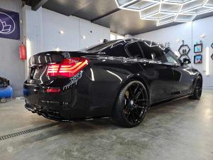 Black BMW 730 2012 in Skuodas, with an engine capacity of 2.99 L and mileage of 294 thousand km for 17300 €, photo 6 on AUTOMOTO.COM.LV