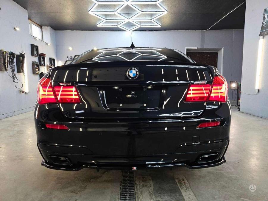 Black BMW 730 2012 in Skuodas, with an engine capacity of 2.99 L and mileage of 294 thousand km for 17300 €, photo 7 on AUTOMOTO.COM.LV