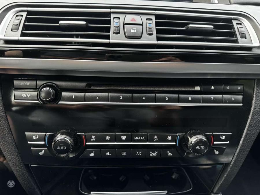 Black BMW 730 2012 in Skuodas, with an engine capacity of 2.99 L and mileage of 294 thousand km for 17300 €, photo 10 on AUTOMOTO.COM.LV