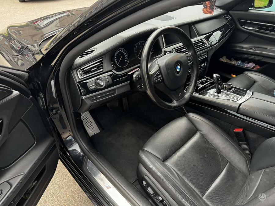 Black BMW 730 2012 in Skuodas, with an engine capacity of 2.99 L and mileage of 294 thousand km for 17300 €, photo 11 on AUTOMOTO.COM.LV