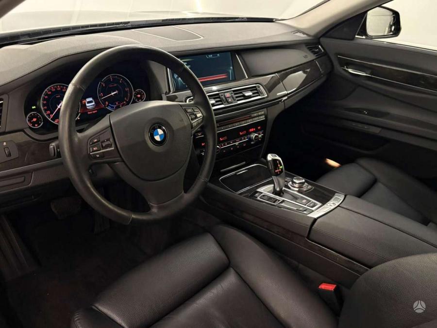 Black BMW 730 2012 in Marijampole, with an engine capacity of 2.99 L and mileage of 270 thousand km for 11450 €, photo 3 on AUTOMOTO.COM.LV