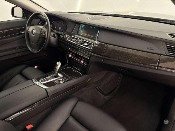Black BMW 730 2012 in Marijampole, with an engine capacity of 2.99 L and mileage of 270 thousand km for 11450 €, photo 4 on AUTOMOTO.COM.LV