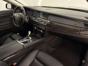 Black BMW 730 2012 in Marijampole, with an engine capacity of 2.99 L and mileage of 270 thousand km for 11450 €, photo 5 on AUTOMOTO.COM.LV