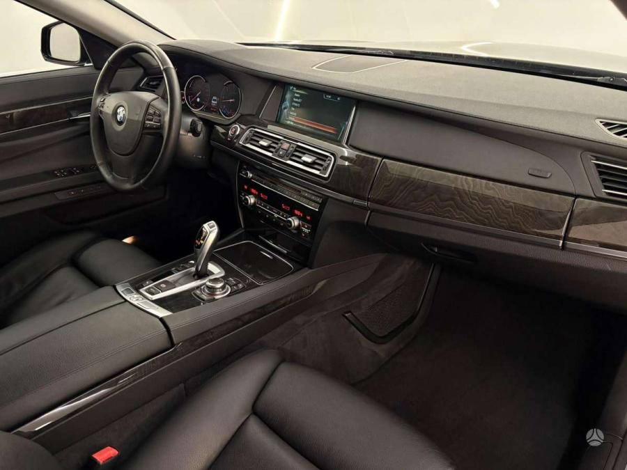 Black BMW 730 2012 in Marijampole, with an engine capacity of 2.99 L and mileage of 270 thousand km for 11450 €, photo 5 on AUTOMOTO.COM.LV
