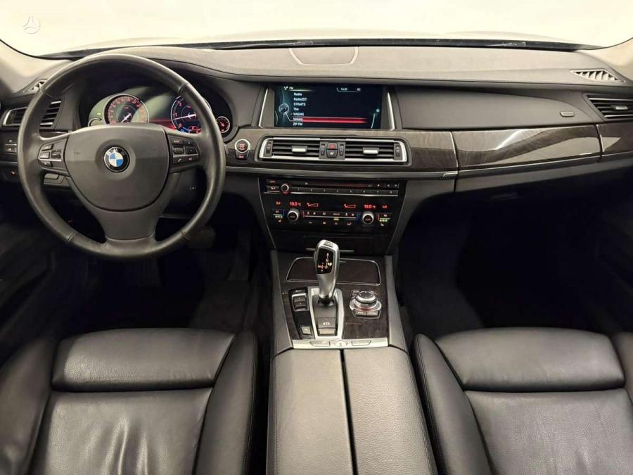Black BMW 730 2012 in Marijampole, with an engine capacity of 2.99 L and mileage of 270 thousand km for 11450 €, photo 6 on AUTOMOTO.COM.LV