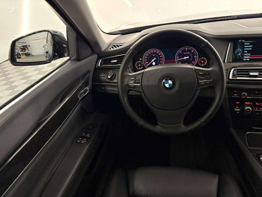 Black BMW 730 2012 in Marijampole, with an engine capacity of 2.99 L and mileage of 270 thousand km for 11450 €, photo 8 on AUTOMOTO.COM.LV